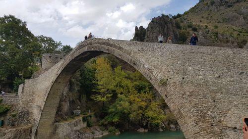 Το ξακουστό πέτρινο γεφύρι της Κόνιτσας στοιχείο αναφοράς της περιοχής