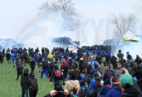 Βίαιες συγκρούσεις ανάμεσα σε αστυνομικές δυνάμεις και διαδηλωτές στην ...